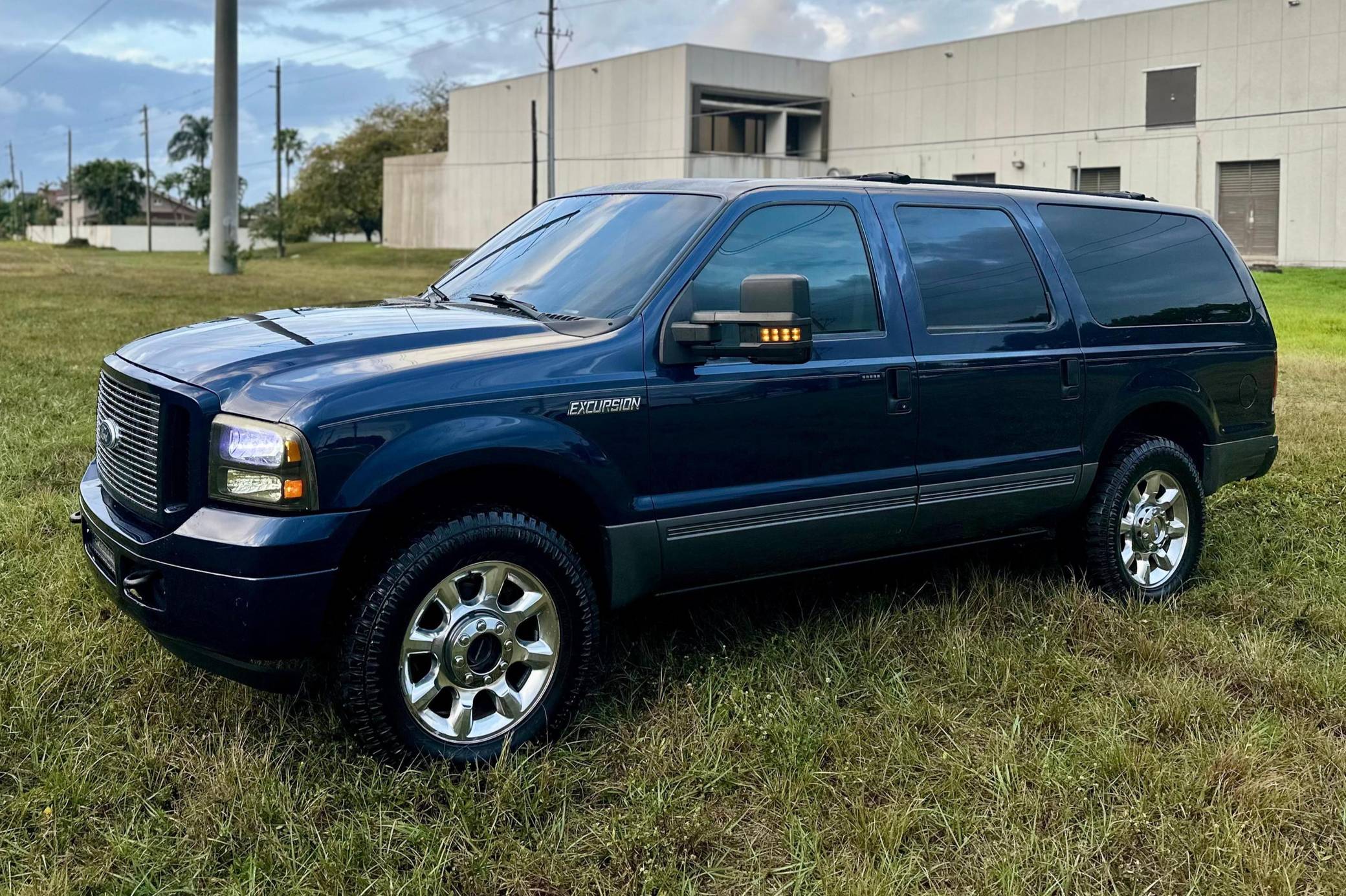 2005 Ford Excursion XLT 4x4 VIN: 1FMSU41P15EC82378 for Sale - Cars & Bids