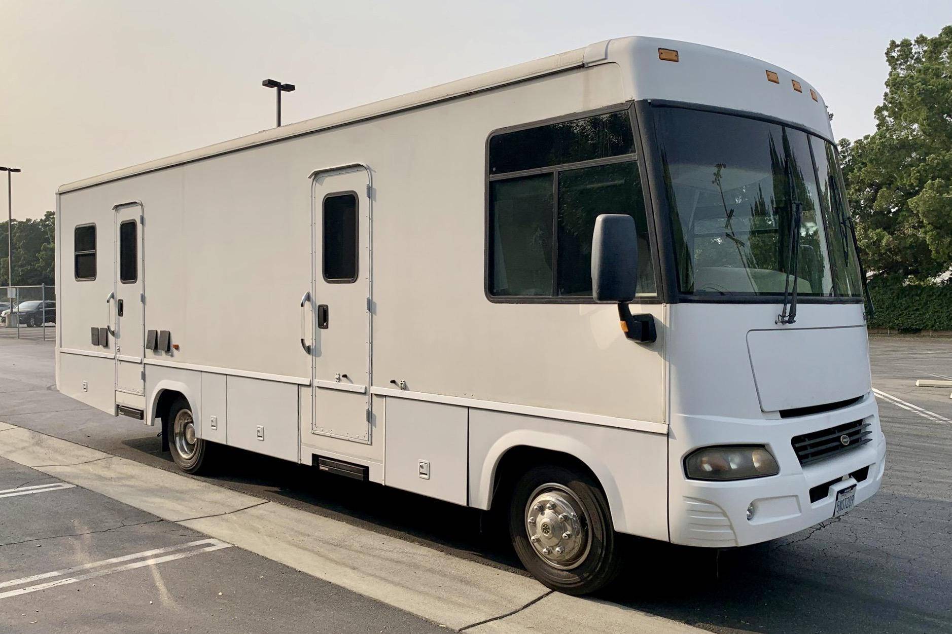 2005 Winnebago Adventurer Command Unit auction - Cars & Bids