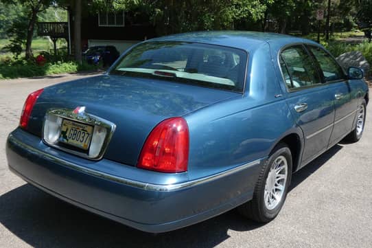 2002 Lincoln Town Car Signature Series for Sale - Cars & Bids