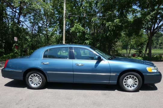 2002 Lincoln Town Car Specs