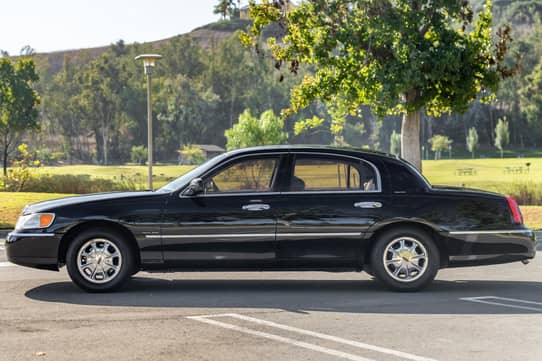 2002 Lincoln Town Car Specs