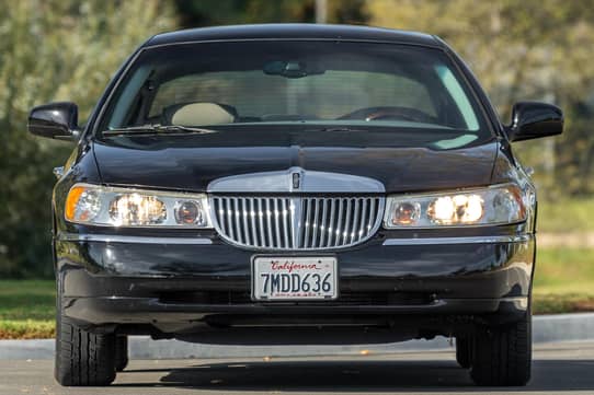 2002 Lincoln Town Car Specs