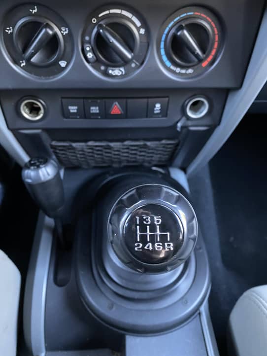 Crappy meme, interesting gear shift…what is it out of? : r/namethatcar