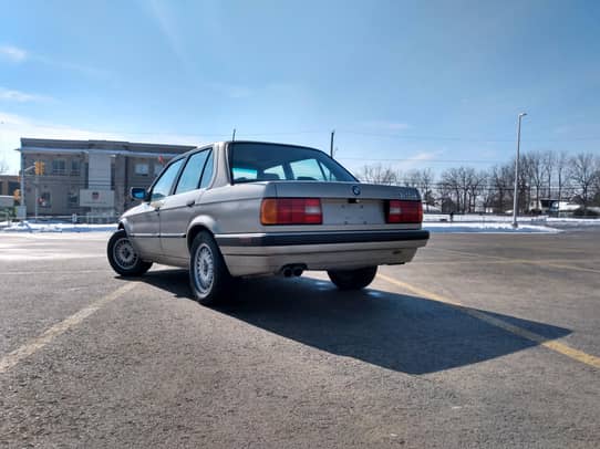 1990 BMW 325i Sedan auction - Cars & Bids
